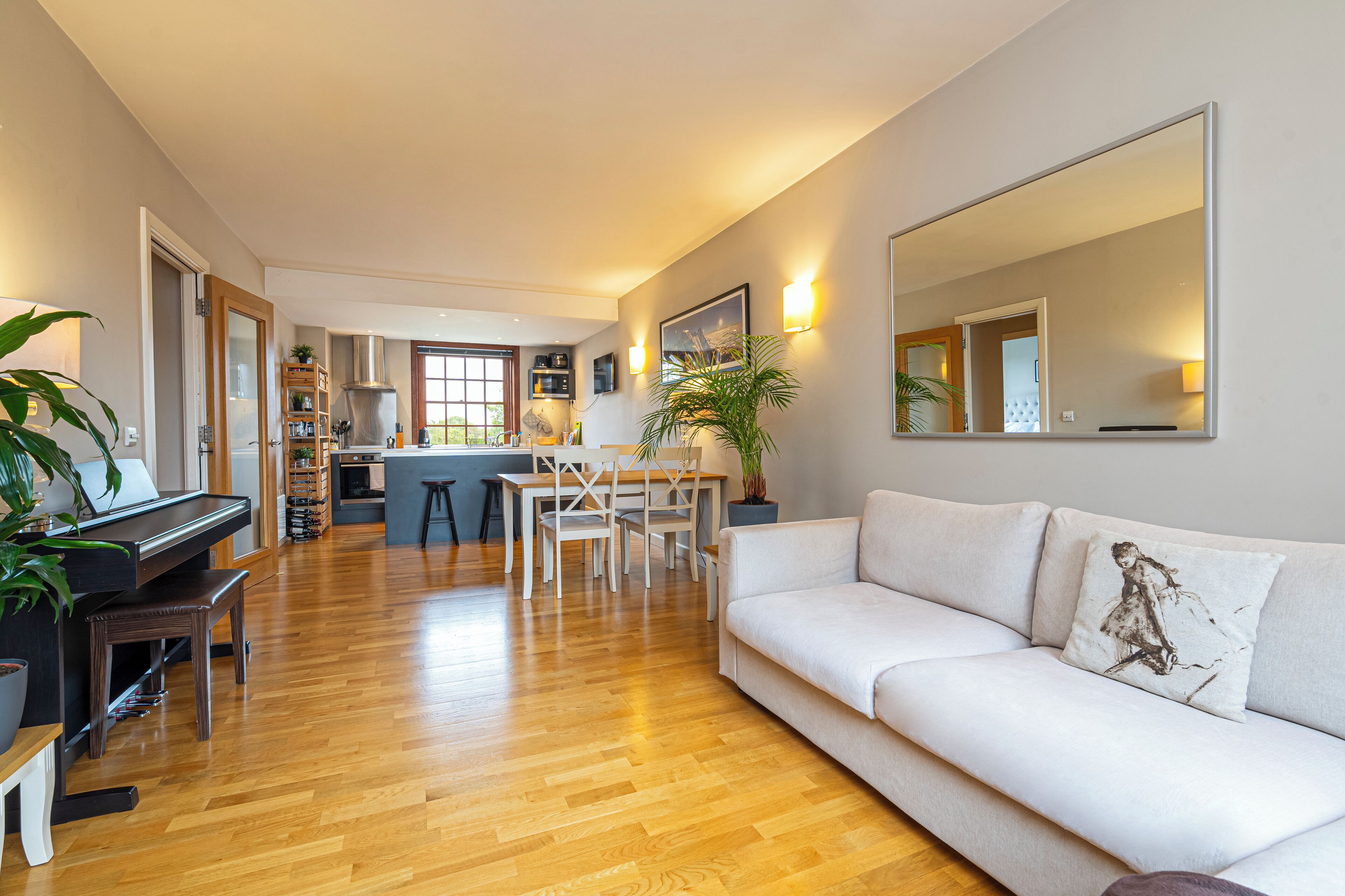 Apartamento (1 Bedroom) | Sala de estar | Televisor de 32 polegadas com canais digitais 