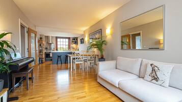 Apartamento (1 Bedroom) | Sala de estar | Televisor de 32 polegadas com canais digitais