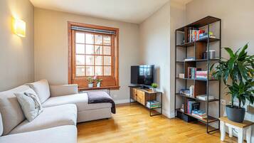 Apartamento (1 Bedroom) | Sala de estar | Televisor de 32 polegadas com canais digitais