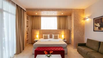 Suite, 1 cama king-size, vista para a praia | 1 quarto, minibar, secretária, cortinas/cortinados opacos