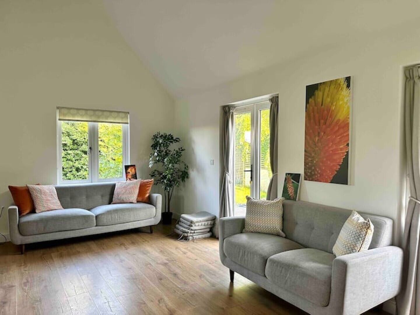 Beautiful Modern Barn Conversion With South Facing Secluded Patios And Garden. - Barton on Sea