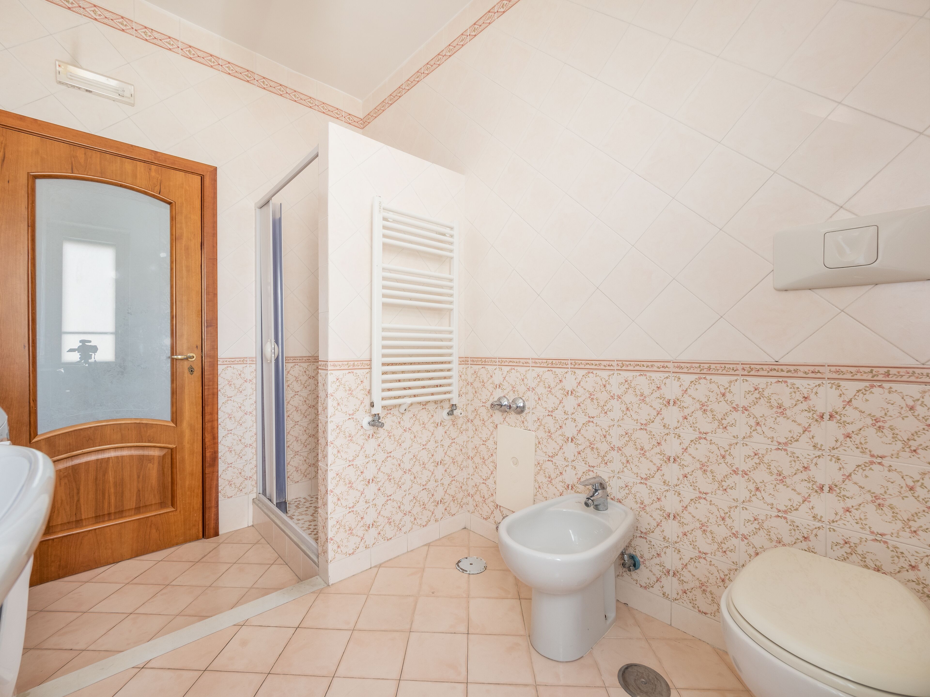 Casa de banho com sanita, bidé e zona de duche.