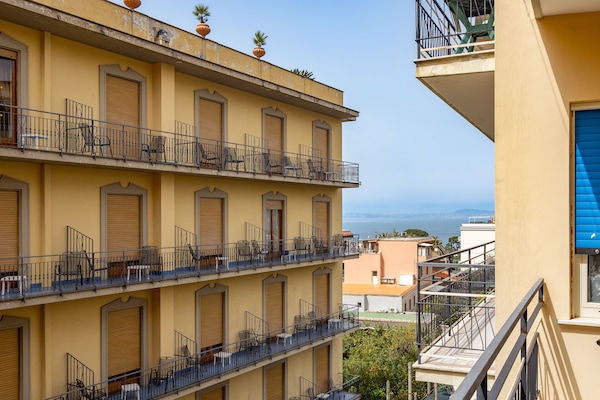 Apartamento, sacada, vista parcial para o mar | Vista para a água