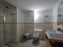 Apartamento | Casa de banho | Artigos de higiene pessoal grátis, roupões 