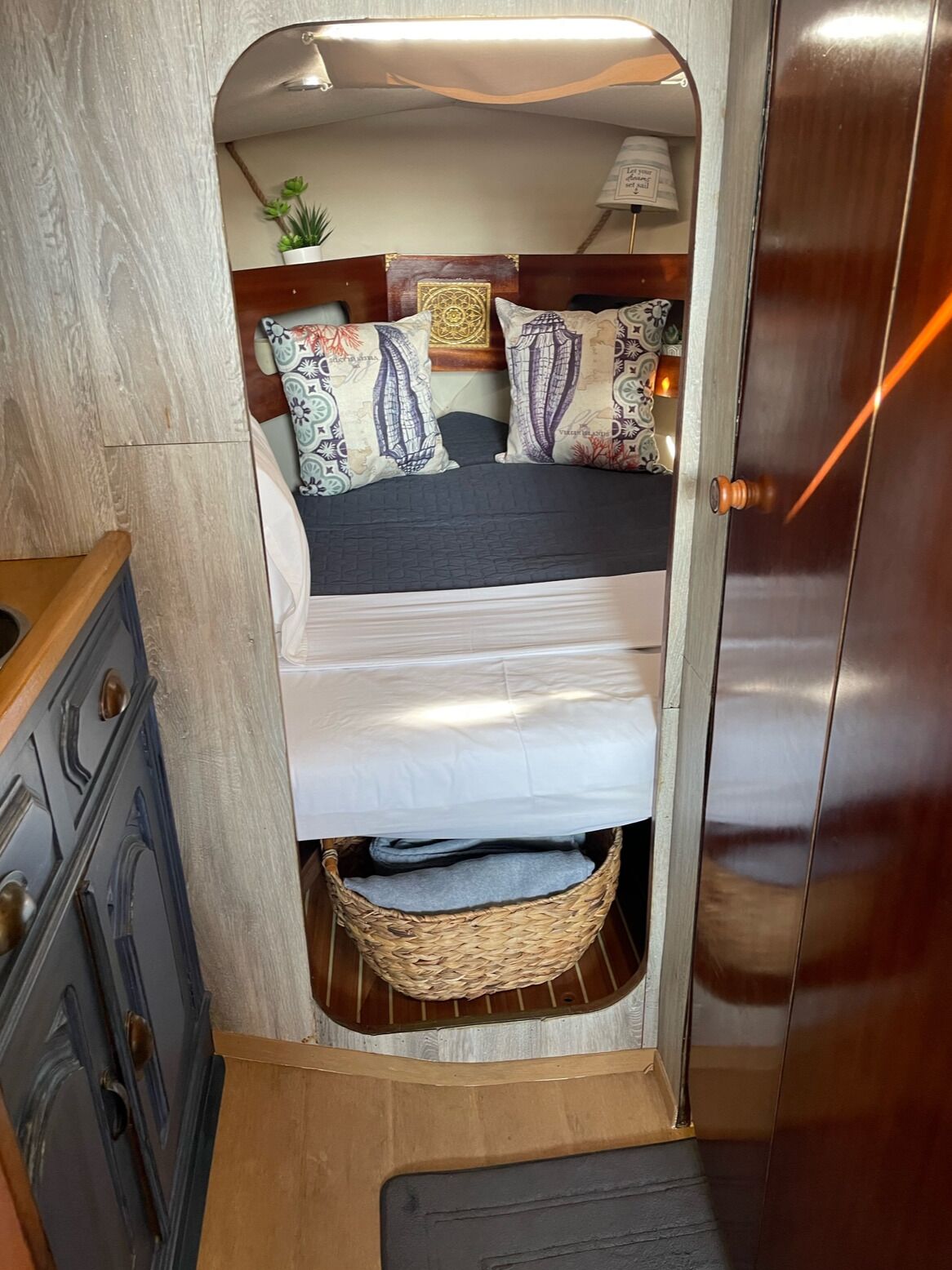 Bonito E Acolhedor Veleiro Localizado No Porto Junto á Foz Do Rio Douro - Porto