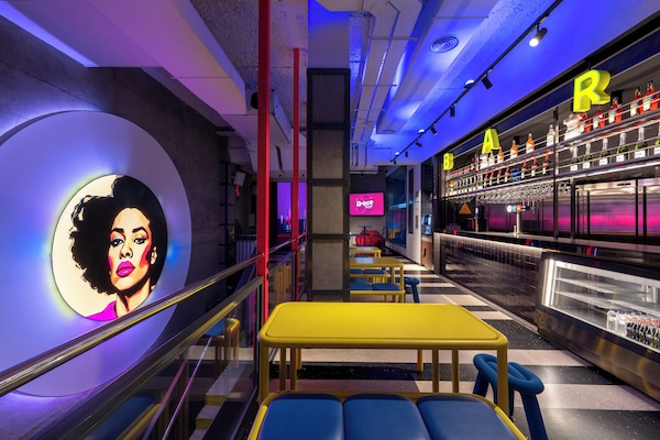 Pequeno-almoço tipo buffet diário (8 EUR por pessoa)