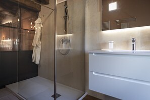 VITTURI | Casa de banho | Artigos de higiene pessoal grátis, um secador de cabelo 