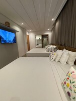 Quarto Quádruplo Deluxe | 1 quarto, minibar, secretária 