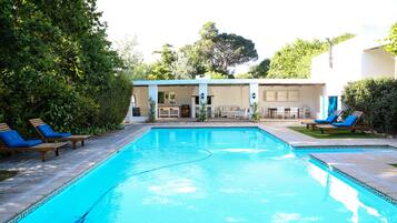 2 piscinas exteriores, espreguiçadeiras