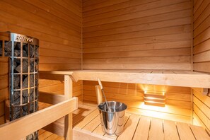 Apartamento Deluxe | Comodidades da casa de banho | Um polibã, um secador de cabelo, um bidé, toalhas fornecidas 