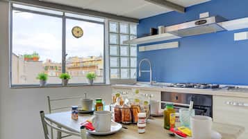 Um frigorífico, um micro-ondas, uma placa de cozinha