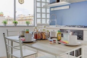 Geladeira, micro-ondas, cooktop, talheres/pratos/utensílios de cozinha