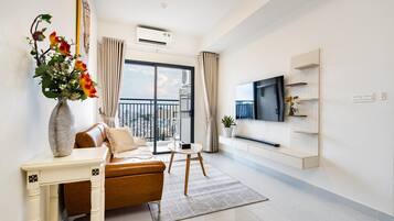 2 Bedroom Apartment with Balony | Sala de estar | Smart TV de 45 polegadas com canais por cabo, filmes pagos