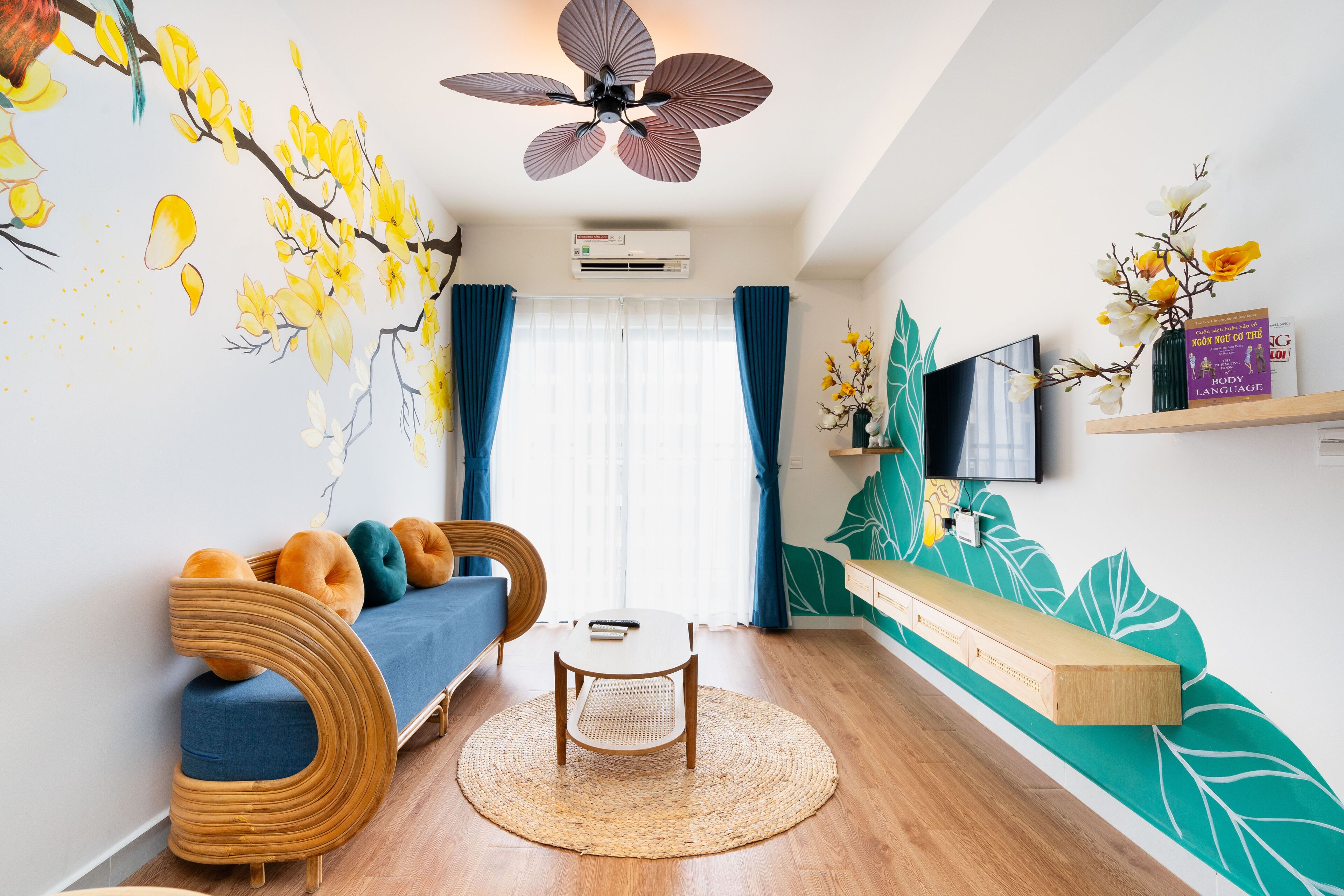 2 Bedroom Apartment with Balony | Sala de estar | Smart TV de 45 polegadas com canais por cabo, filmes pagos 