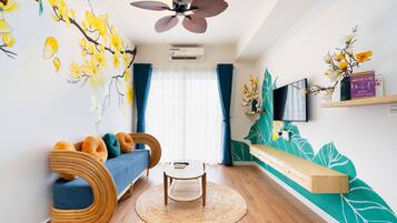 2 Bedroom Apartment with Balony | Sala de estar | Smart TV de 45 polegadas com canais por cabo, filmes pagos