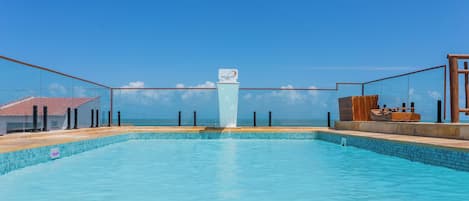 Piscina exterior, da(s) 9:00 à(s) 21:00, guarda-sóis, espreguiçadeiras