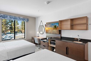 Secretária, cortinas/cortinados opacos, ferro/tábua de engomar