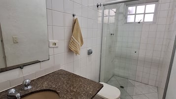 Chuveiro, toalhas de banho