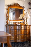 Quarto Tradicional, 1 cama queen-size, não fumadores, casa de banho privativa | Com decoração personalizada, com mobília individualizada 