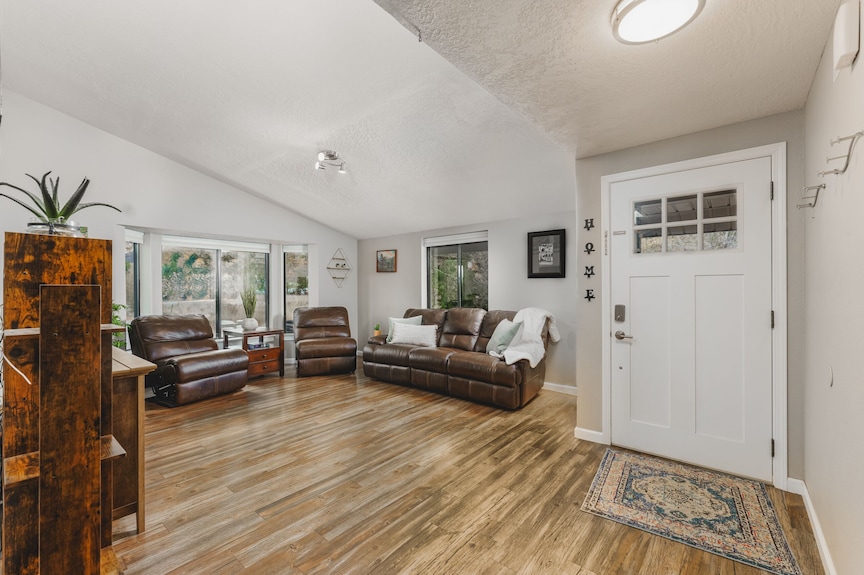 Luxury Durango Retreat, 5 Min To Downtown, Hot Tub, Views, Games, Pets Welcome! - Durango, CO