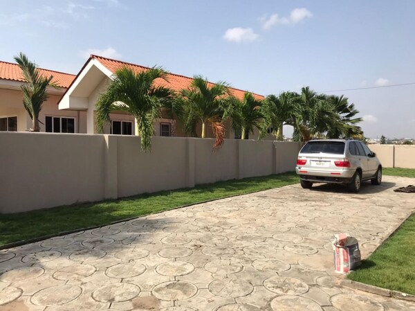 3 Bed House - Sleeps 9 - Pets - Garden - Parking - Accra
