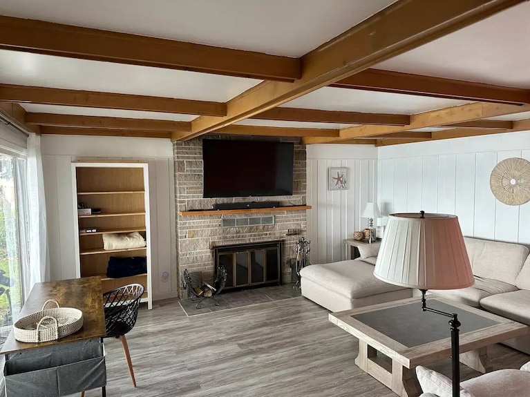 Cheerful Ocean Front 3 Bedroom Cabin - Olympia, WA