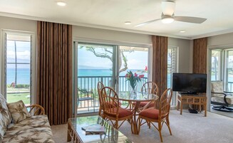 Apartamento em Condomínio Fechado, 1 quarto, vista para o oceano | Sala de estar | Televisor de ecrã plano de 36 polegadas com canais por cabo 