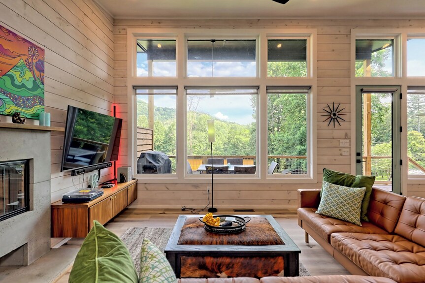 Groovy Palace W/ Hot Tub, Sauna, & Spectacular Mountain Views!!! - Clayton, GA