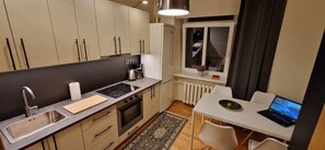 Apartamento Panorâmico | Cozinha privada | Um frigorífico/congelador grande, uma chaleira elétrica 