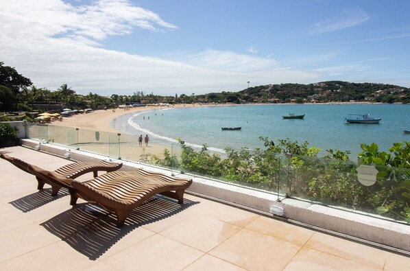 Vista da praia com área de estar e céu limpo.