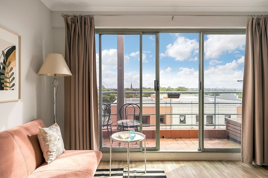 Georgina Mid Century Modern Poolside Stay - Sydney