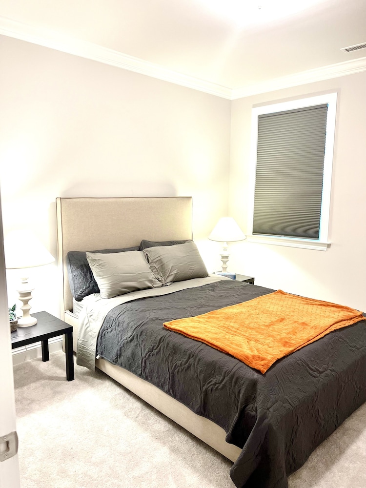 Rm1: Chic And Cozy Private Bedroom - North Carolina