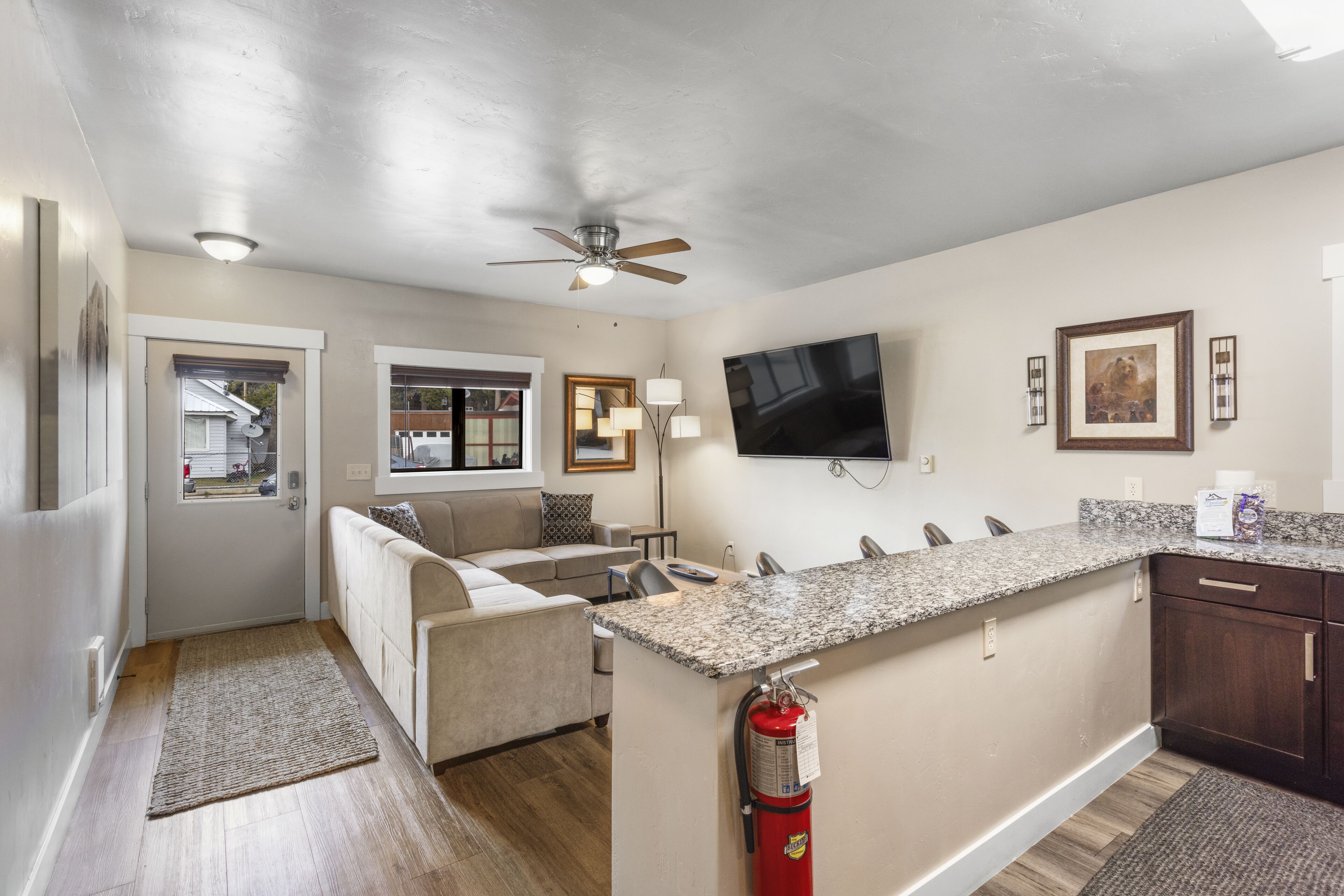 Apartamento | Sala de estar | Smart TV de 50 de polegadas com canais digitais, Netflix, Hulu 