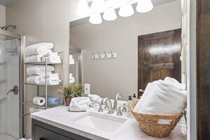 Apartamento | Casa de banho | Um polibã, um secador de cabelo, toalhas fornecidas, sabão 