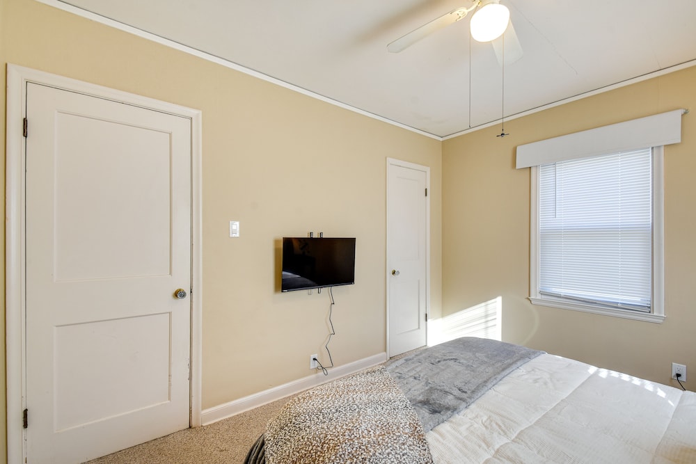 Quaint Cedar Rapids Home, 4 Mi To Downtown! - Cedar Rapids, IA