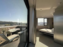 Suíte | Roupas de cama premium, frigobar, cofres nos quartos, escrivaninha