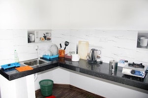Quarto conforto | Cozinha privada | Geladeira grande, cooktop, torradeira, panela elétrica de arroz