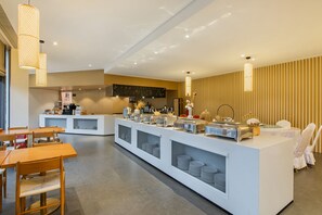 Café da manhã com buffet grátis todos os dias