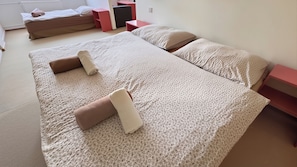 Quarto triplo | Berços (sobretaxa), Wi-Fi de cortesia, roupa de cama