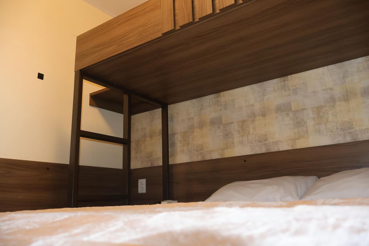 Quarto triplo standard | Roupa de cama