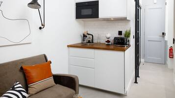 Estúdio Básico, 1 cama de casal | Cozinha privada | Minifrigorífico, um micro-ondas, uma placa de cozinha, uma torradeira