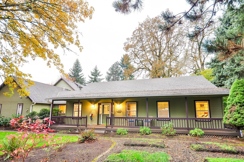 Milwaukie Home W/ Covered Porch: Dogs Welcome! - Happy Valley, OR