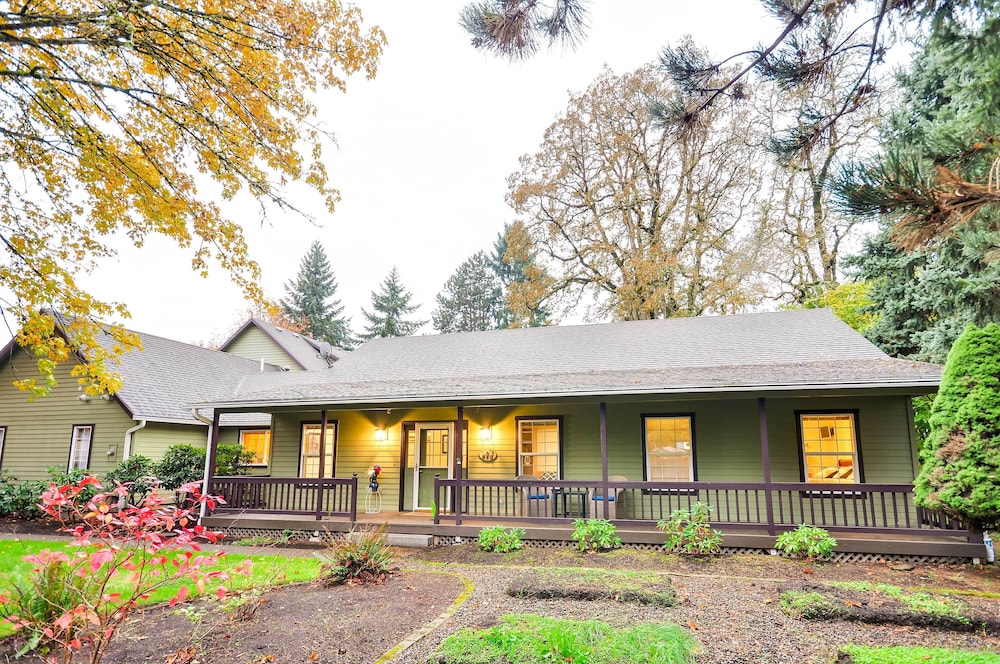 Milwaukie Home W/ Covered Porch: Dogs Welcome! - Oregon