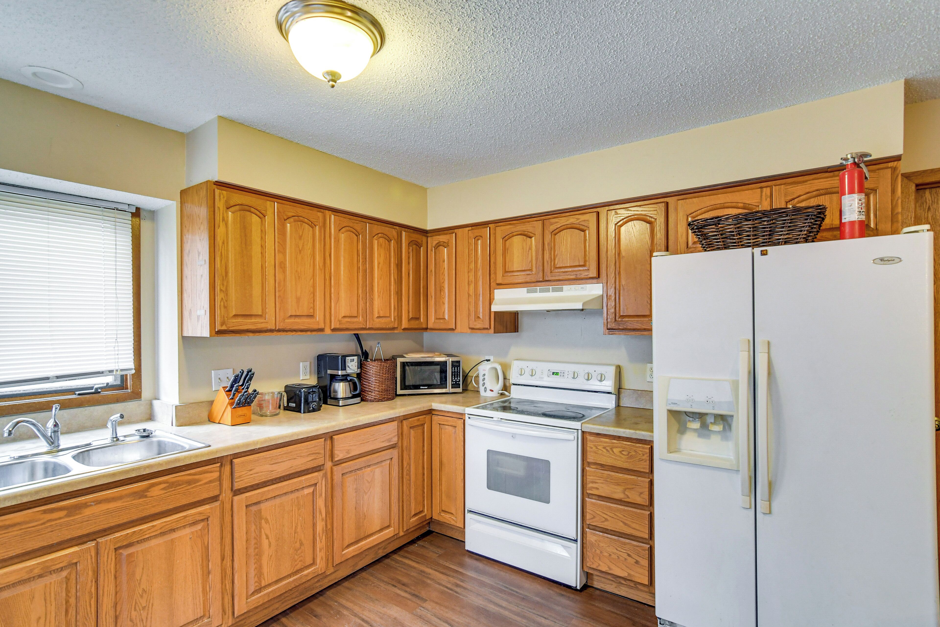 Cafeteira/chaleira, talheres/pratos/utensílios de cozinha