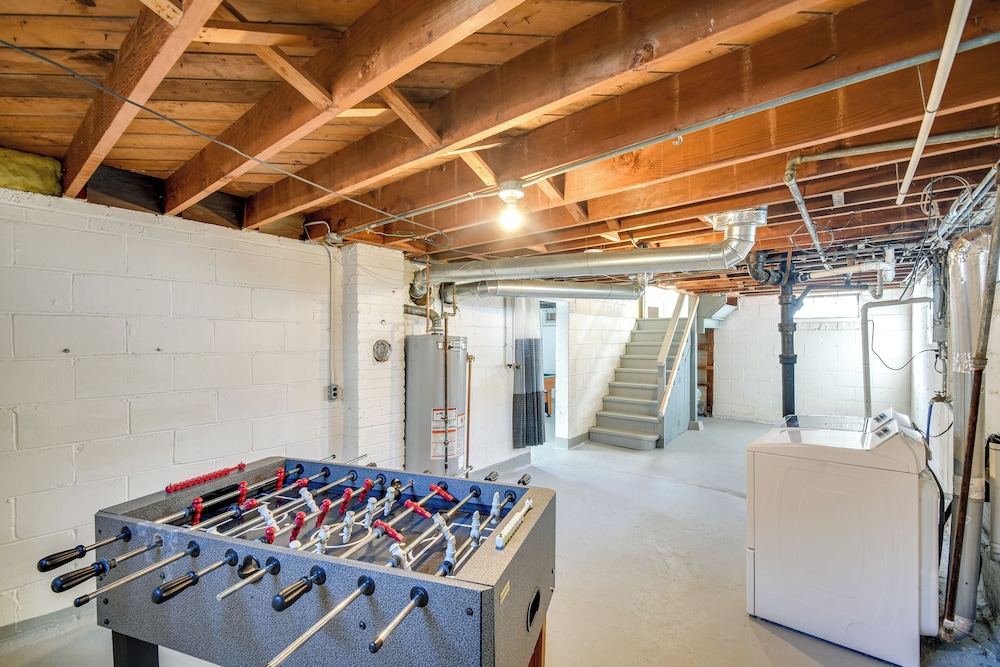 Quaint Cedar Rapids Home, 4 Mi To Downtown! - Cedar Rapids, IA