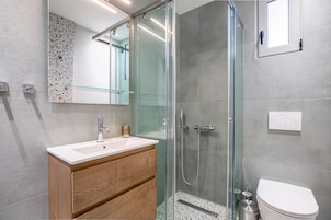Apartamento | Banheiro | Chuveiro, chuveiro com efeito de chuva, secador de cabelo, chinelos