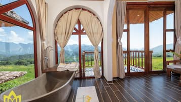 Bungalow Premium | Casa de banho | Um polibã e uma banheira separados, um chuveiro de hidromassagem