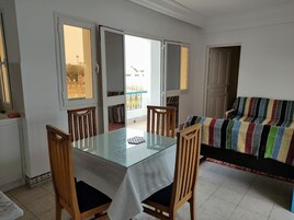Quarto Económico | Sala de estar | TV de ecrã plano