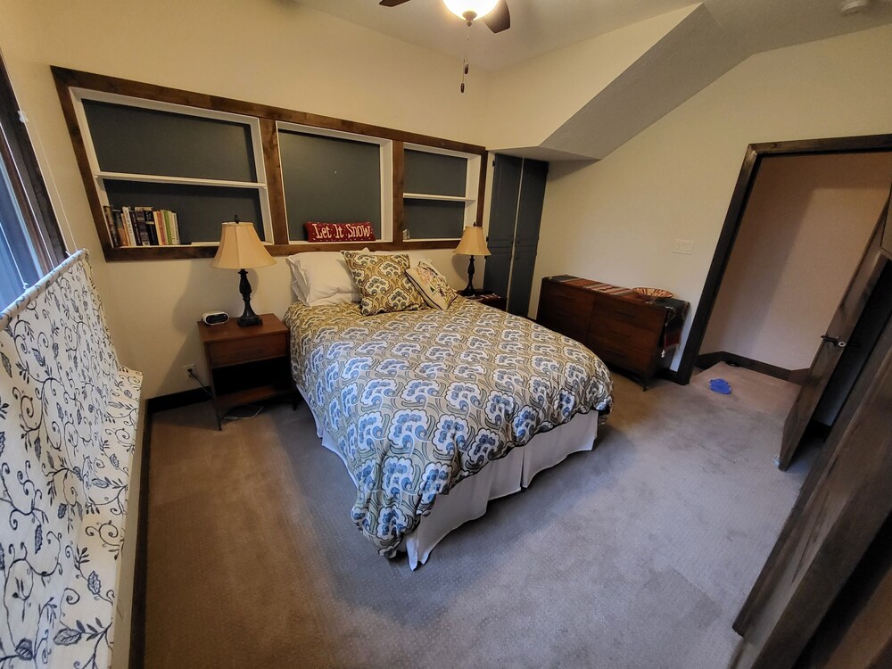 Alpine Serenity Retreat. 2BR 3BA Lux Condo. Great location! Walk to ...