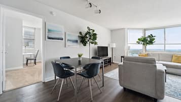 Apartamento Empresarial | Sala de estar | Televisor de 70 polegadas com canais digitais